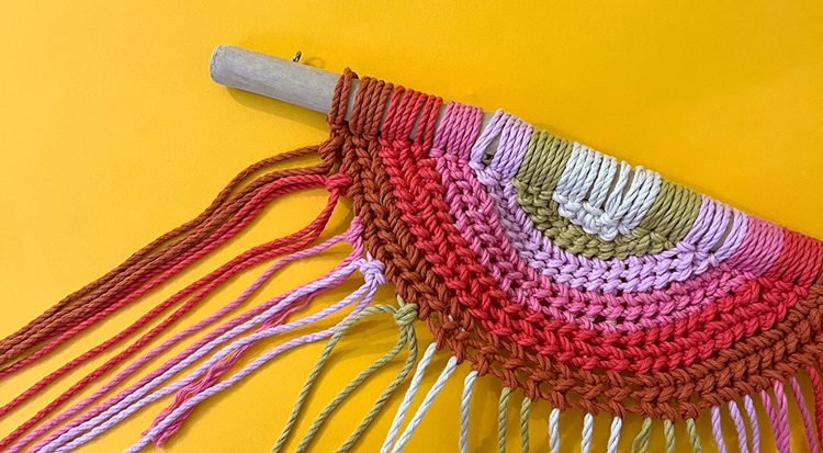 Tuto suspension macramé arc-en-ciel avec Rico Design | Cultura